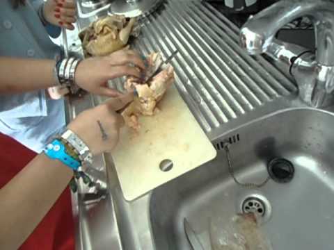 como cortar frango xD primeiro almoço em Lloret ^^