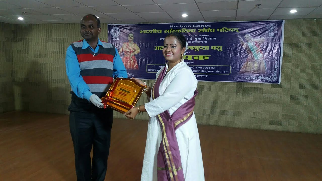 Kathak Dancer Arunima Sengupta Basu honoured with ICCR Patna Momento by ...