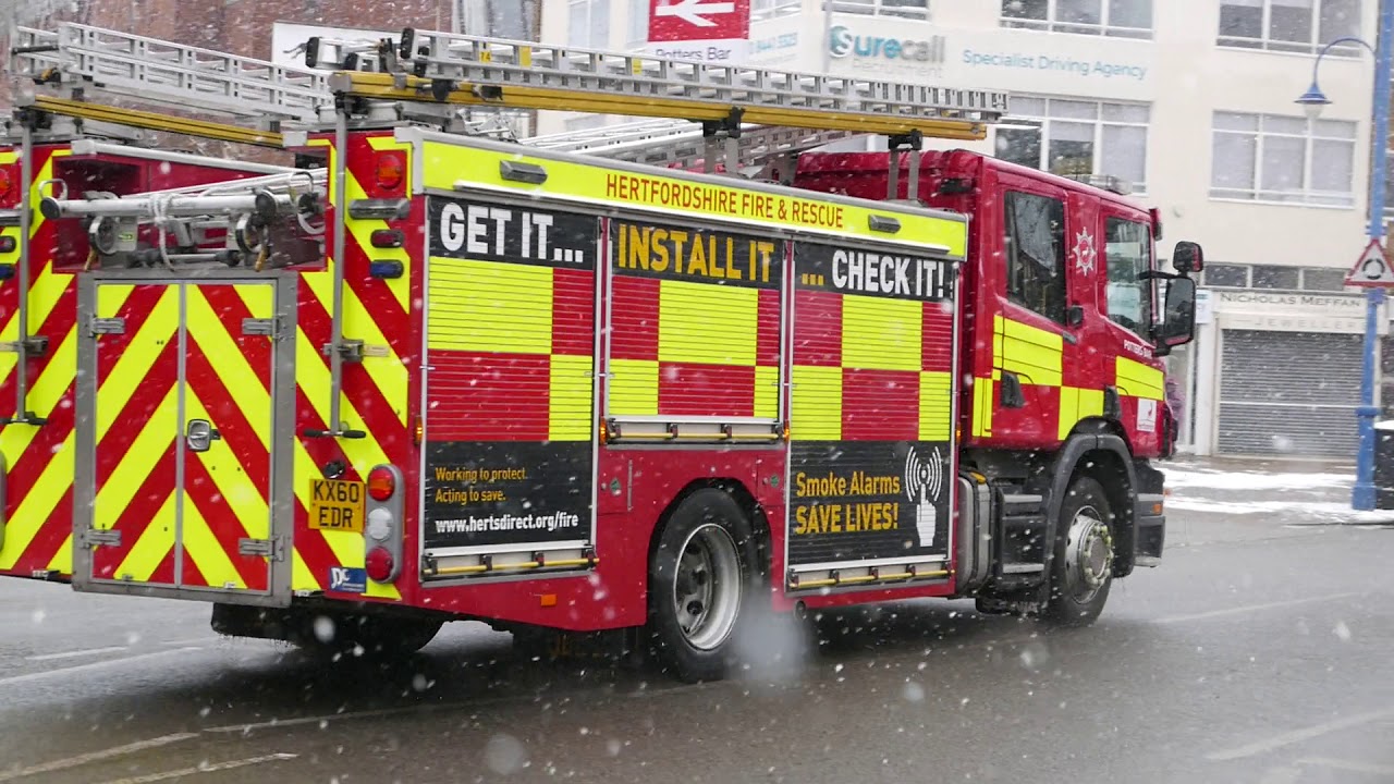 Fire Engine in the snow a PottersBar - YouTube