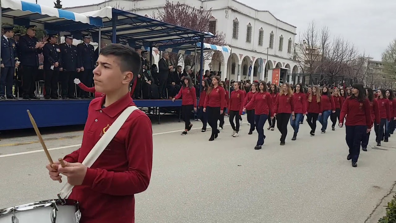 Παρέλαση των σχολείων - YouTube