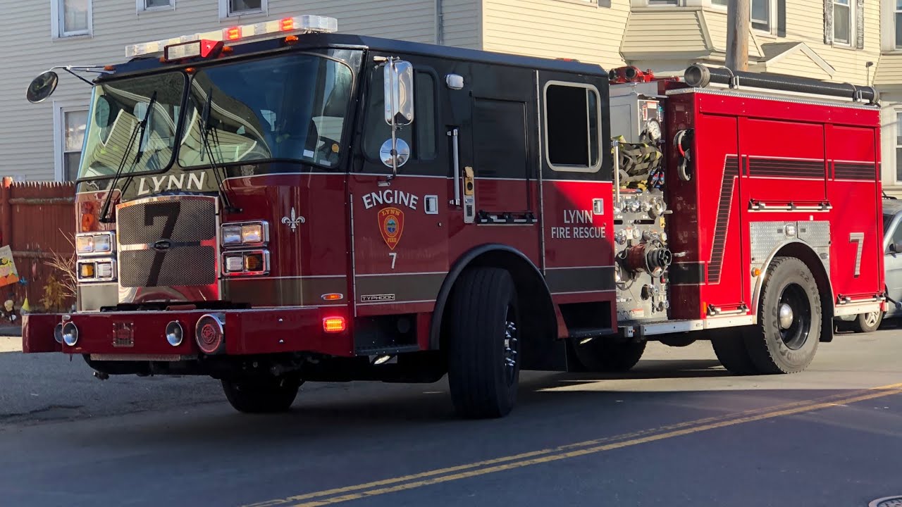 Engine 7 responding to a medical call - YouTube