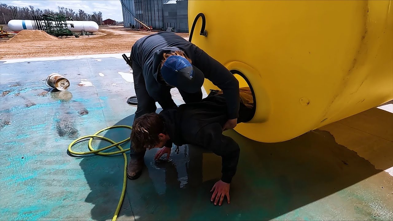 Small Guy Gets To Clean Tanks! - YouTube