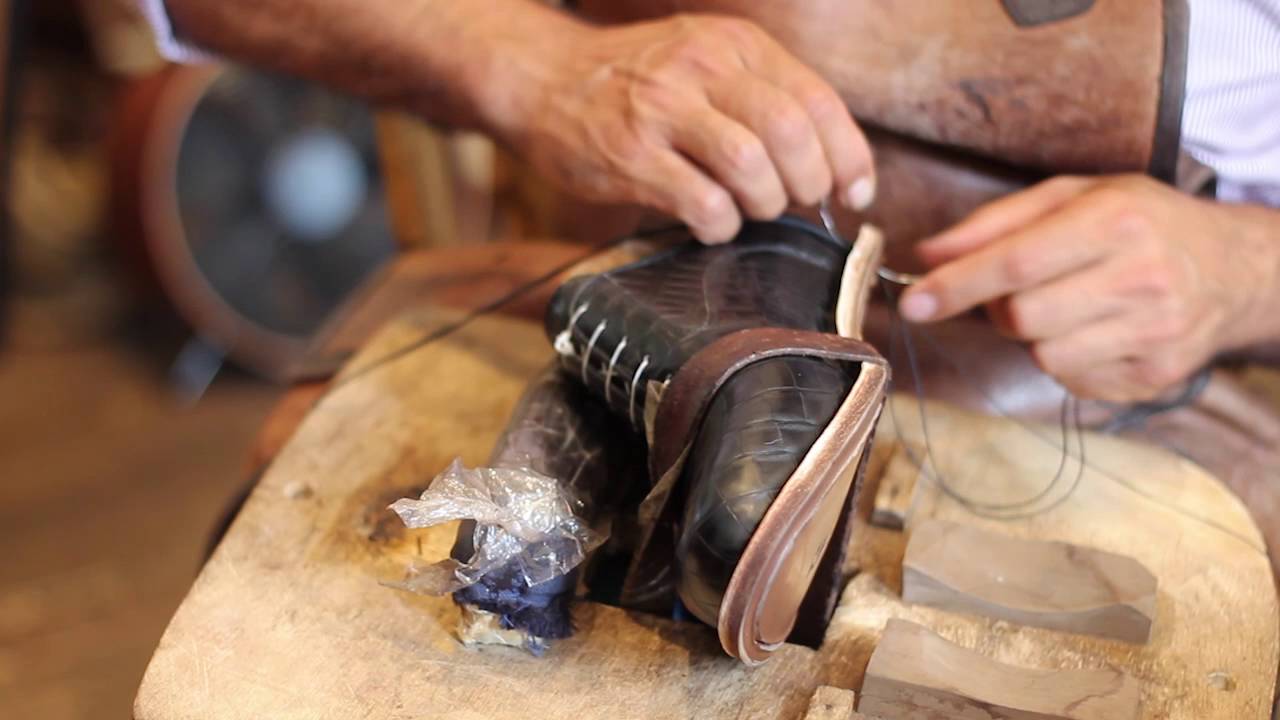 Ibrahim Demir - Ein hangefertigter Maßschuh entsteht - YouTube