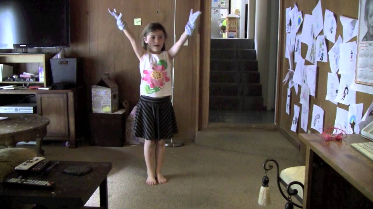 Anna singing "Let It Go" - YouTube