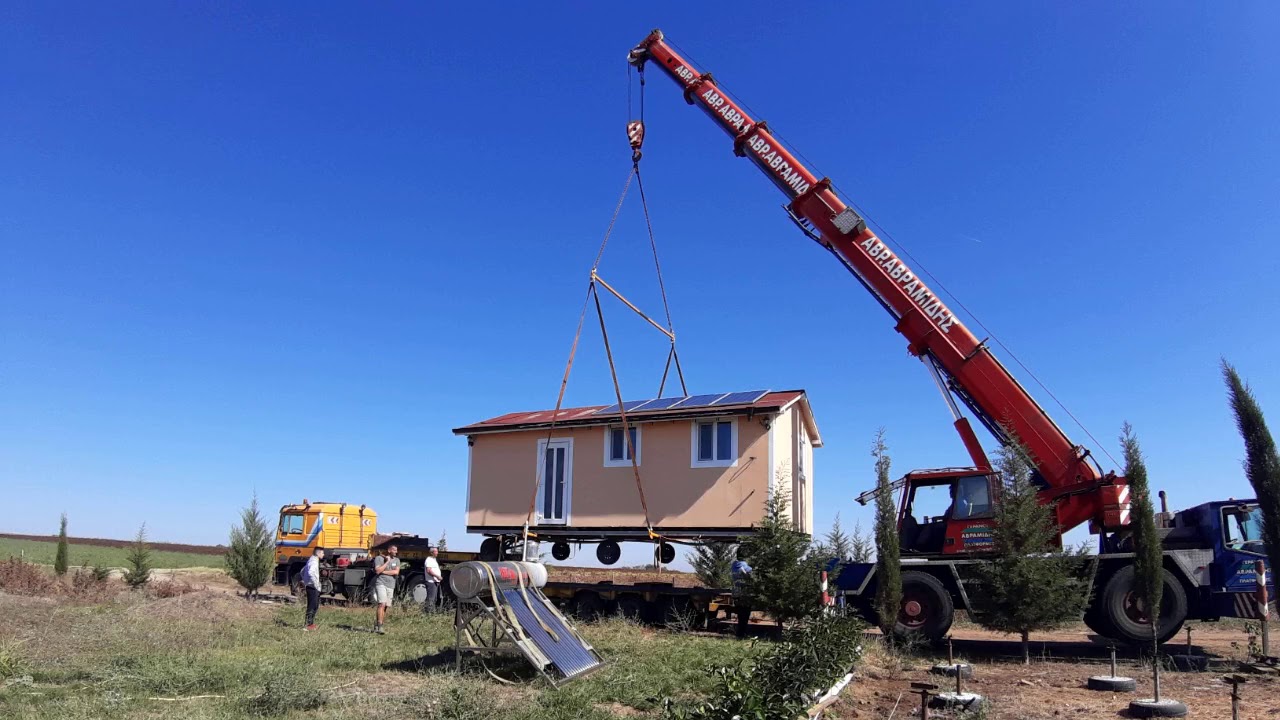 Преместване на мобилна къща/Moving a mobile house by crane - YouTube