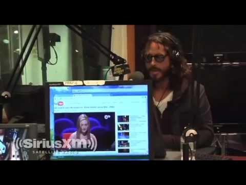 Chris Cornell listening to the Chilean Eddie Vedder