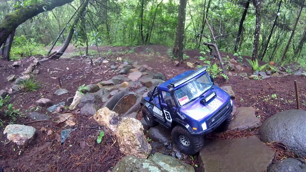 AXIAL UMG ON THE CRAWLER TRACK - YouTube