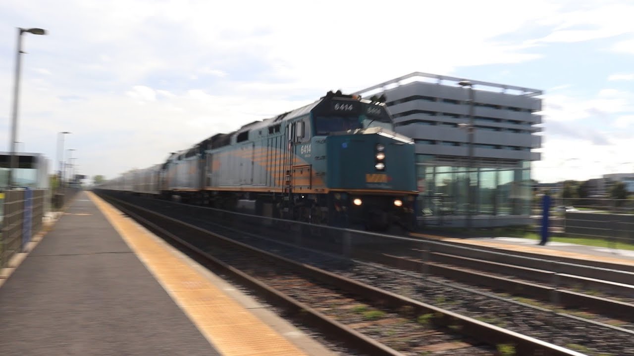 [#shorts] VIA Rail Train 15 (The Ocean) Passing By Longueuil-Saint ...