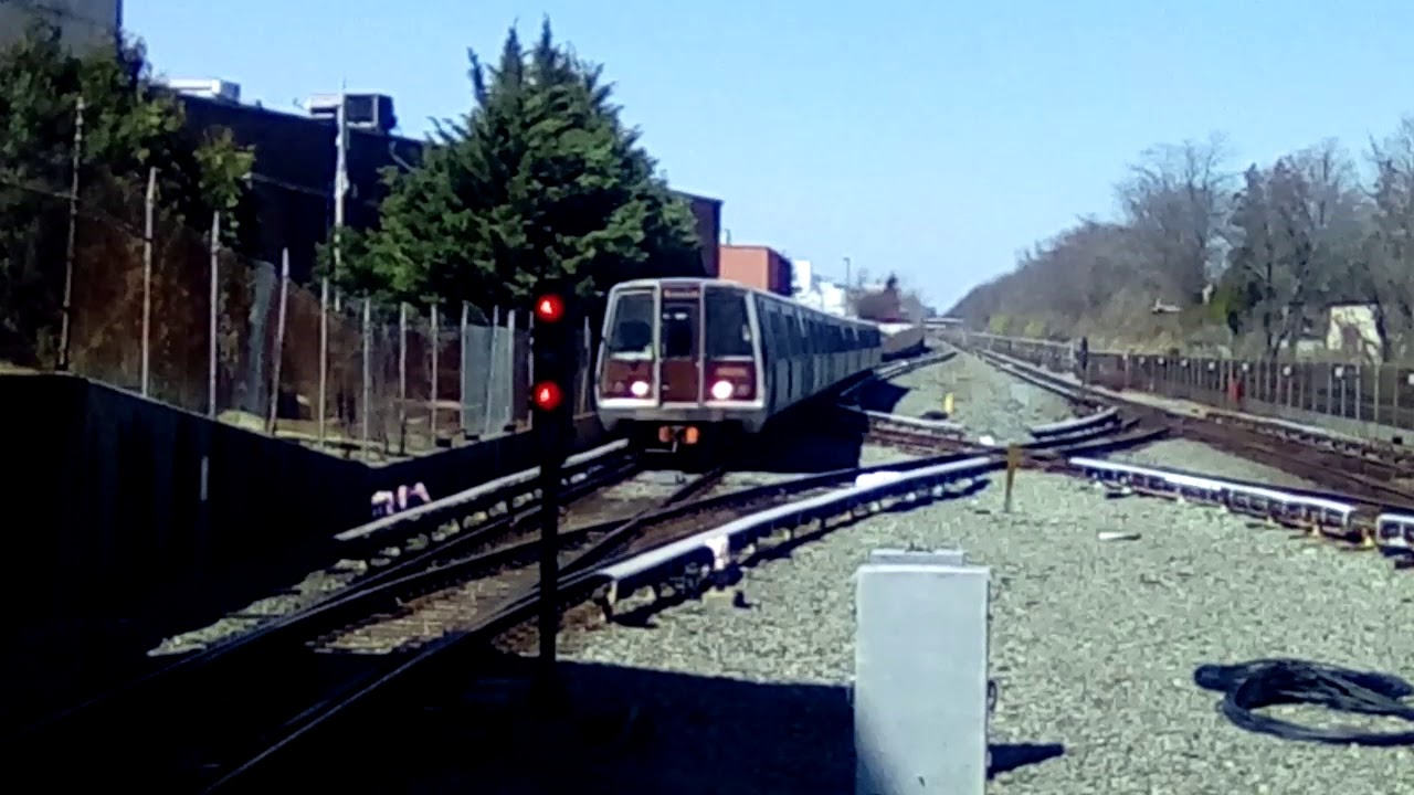 WMATA MetroRail 3000 Series on the Red Line arrivng Twinbrook. - YouTube