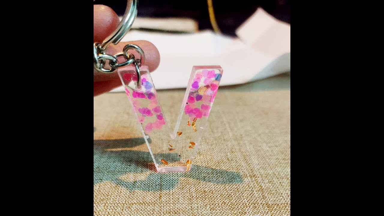 V letter keychain| resin keychains - YouTube