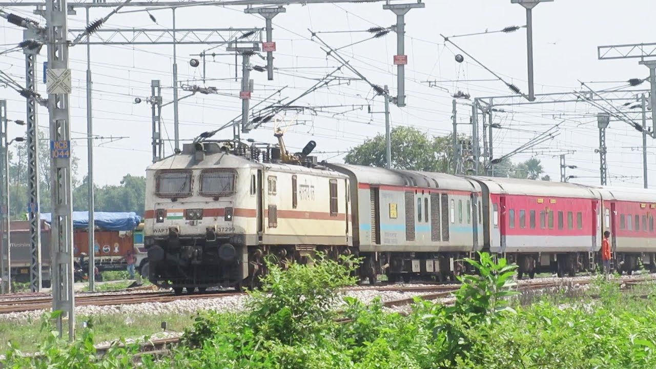 DIBRUGARH RAJDHANI Express || ARRIVING at NEW COOCHBEHAR Station || # ...
