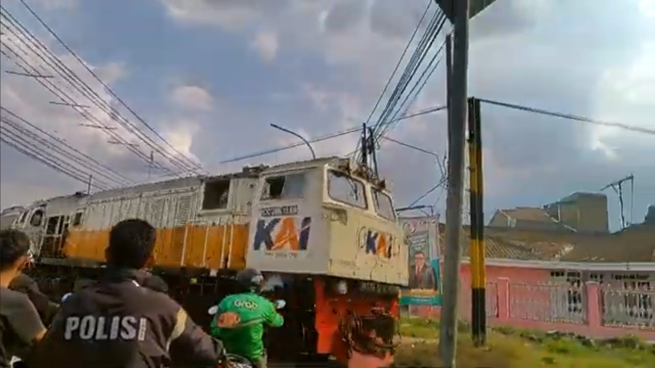 @RahayUV12MENUNGGU KERETA API LODAYA DI PERLINTASAN LELES BARENG CB ...
