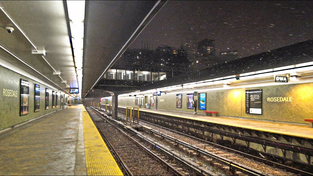Snowy Toronto Subway Ride from Rosedale to Eglinton Station on Jan 1 ...