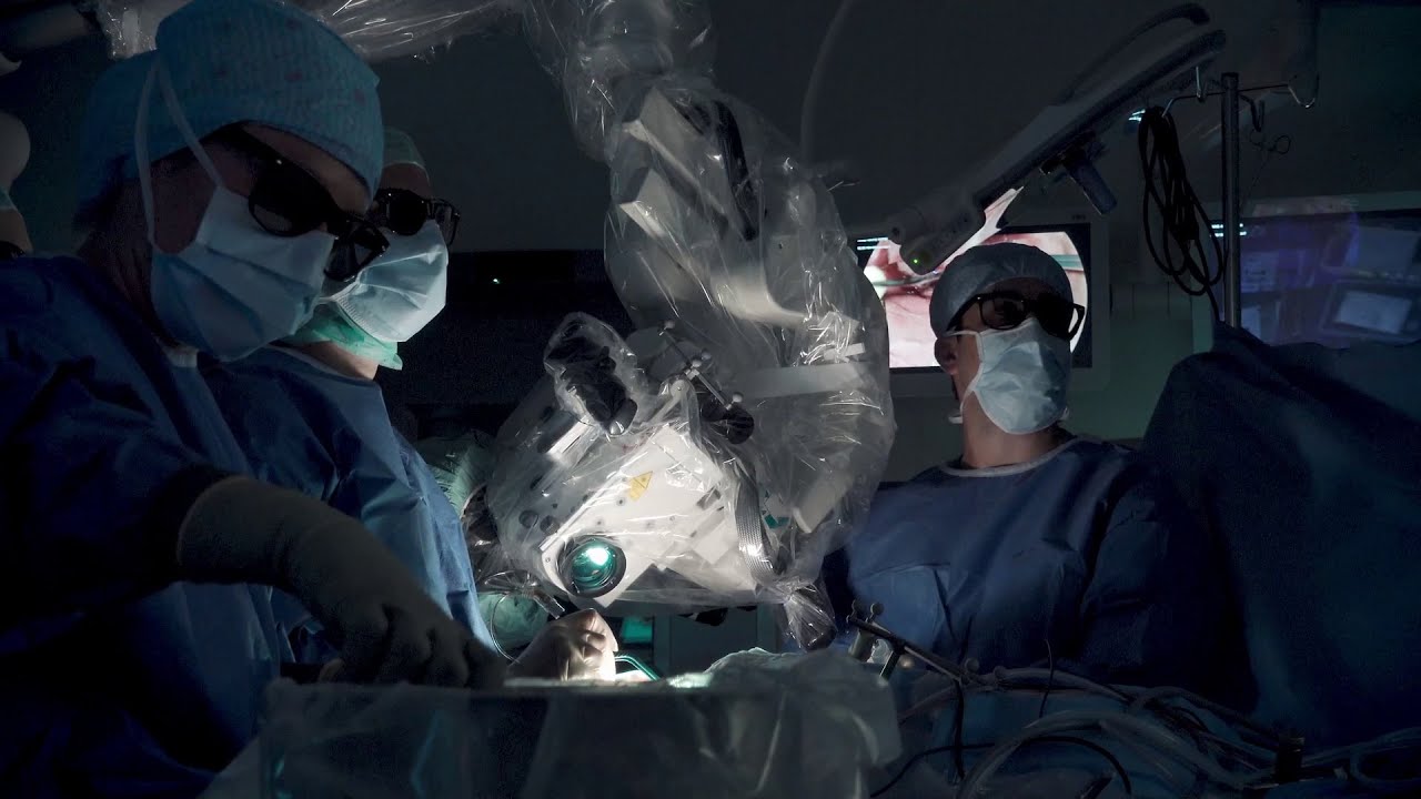Ergonomic benefits of heads-up surgery in neurovascular procedures ...