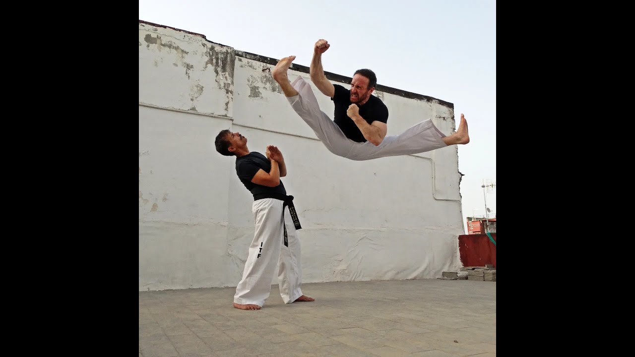 Helicopter Kick (JCVD's kick) - YouTube