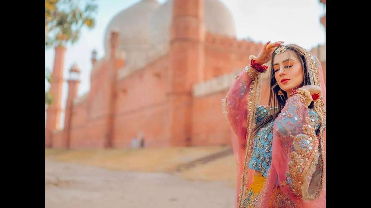 Pretty Girl Zarpash Khan Shows Off Her Stunning Selfies - YouTube