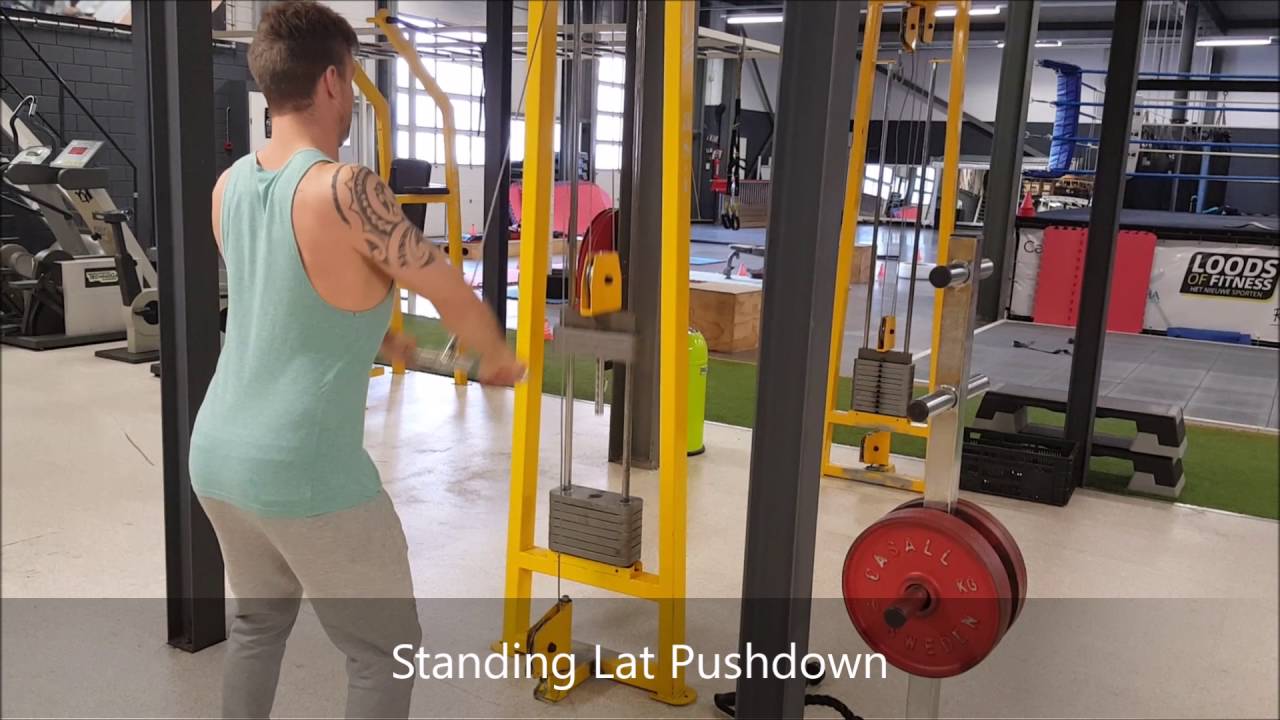 Hoe doe je de Standing Lat Pushdown - YouTube