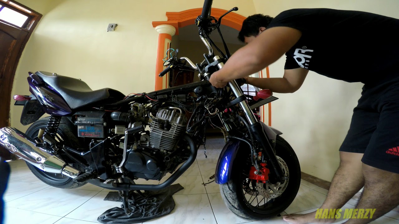 Honda tiger revo pasang breket lampu pesek - YouTube