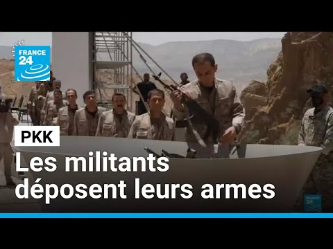 Les militants du PKK déposent symboliquement leurs armes • FRANCE 24