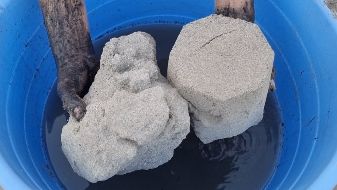 ASMR: Pure Sand Crumbling in water 💦💦 Messy Hands 🖤🤤 Mouthwatering ...