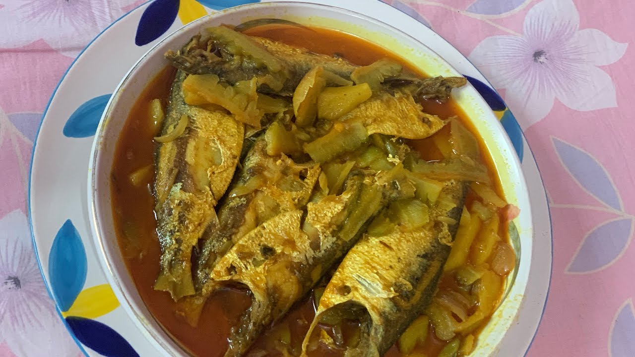 করলা দিয়ে জাটকা মাছের ঝোল তরকারি রান্না || Cooking Jatka fish curry ...