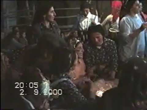 Emirdağ eski düğünleri türkü söyleyip sini çalan gelin kızlar..