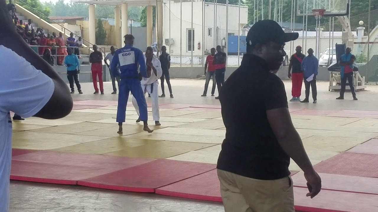 Maitre zele royal présente Eba maspé vs kano - YouTube