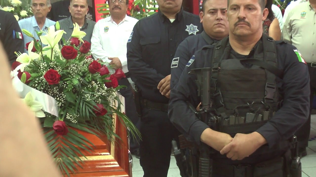 Rinden homenaje al oficial Daniel Armenta - YouTube
