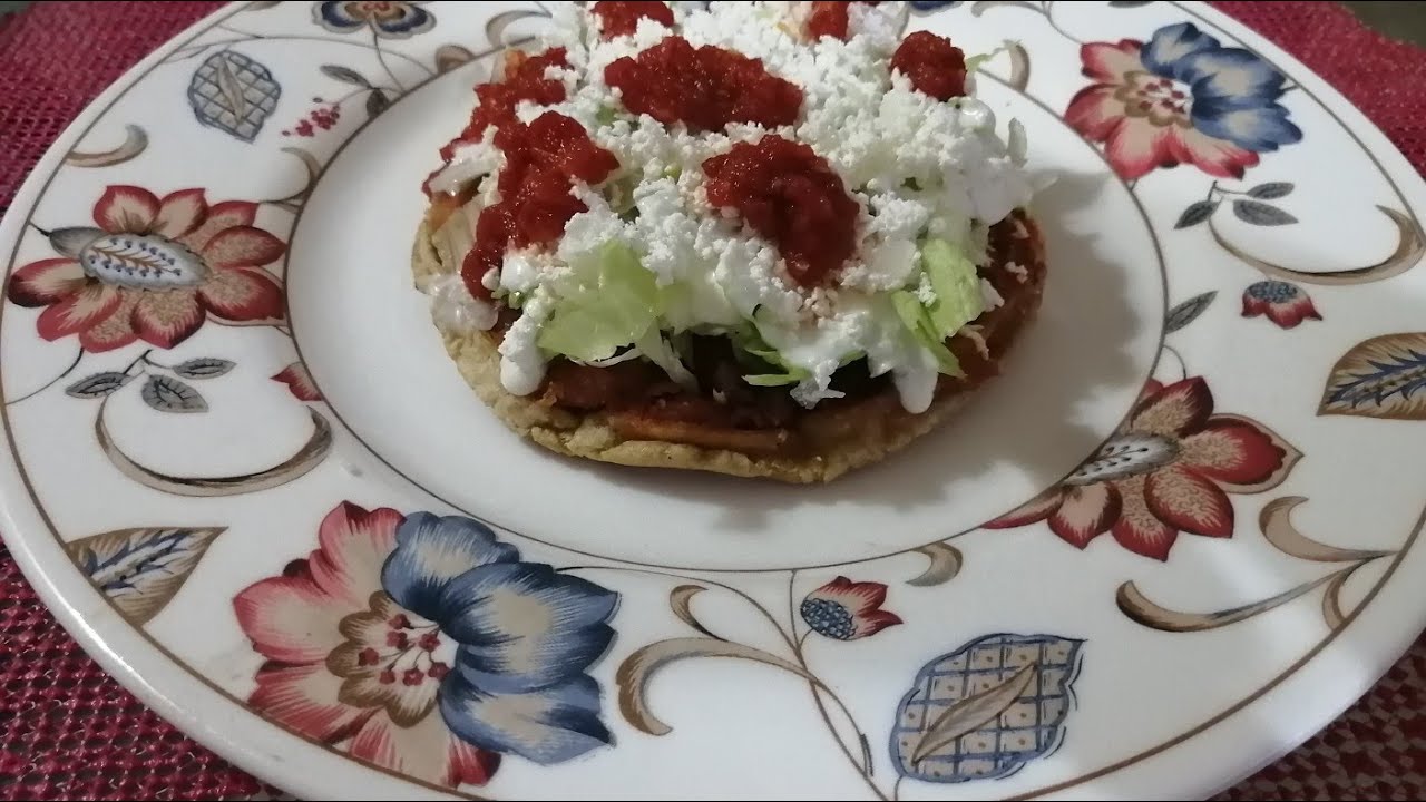 Cosinando unos ricos sopes con longaniza,para comer - YouTube