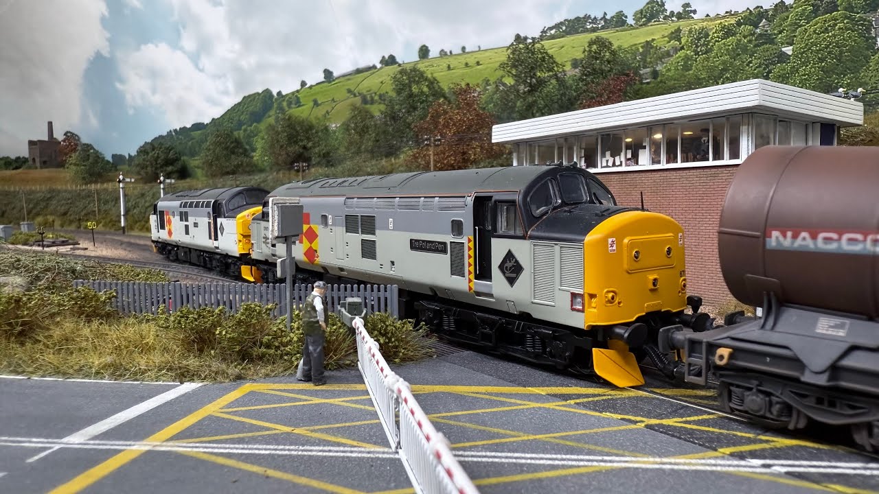 Double headed Class 37’s Railfreight Distribution with ECC Silver ...