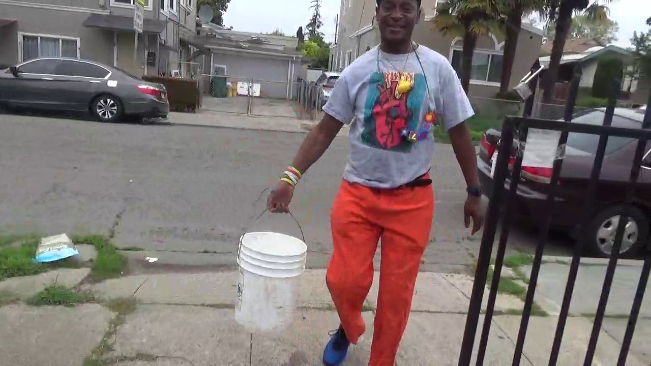 Hip Learning Bucket Water inertia - YouTube