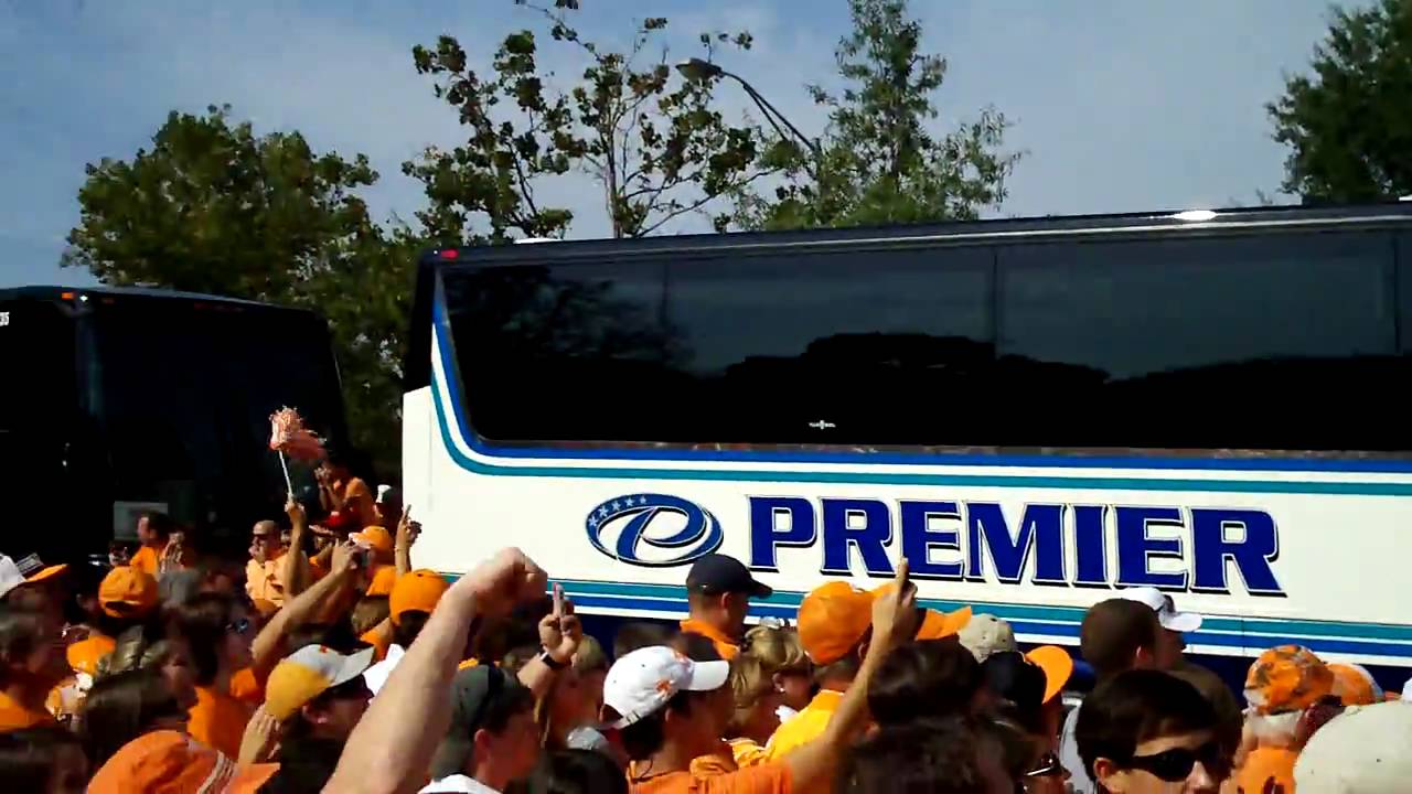 Vols shaking the bus at Vol Walk vs WKU - YouTube