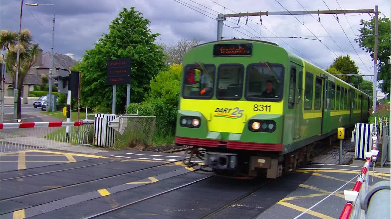 Merrion Gates Level Crossing - Dart Train number 8311 - YouTube
