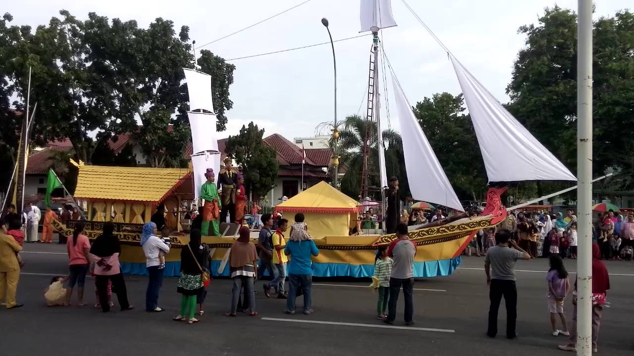 Karnaval Menyambut Hari Jadi Provinsi Riau di Kota Pekanbaru-Perahu ...
