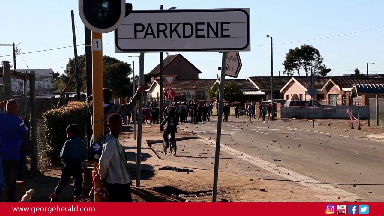 Riots in Lawaaikamp and Thembalethu - YouTube
