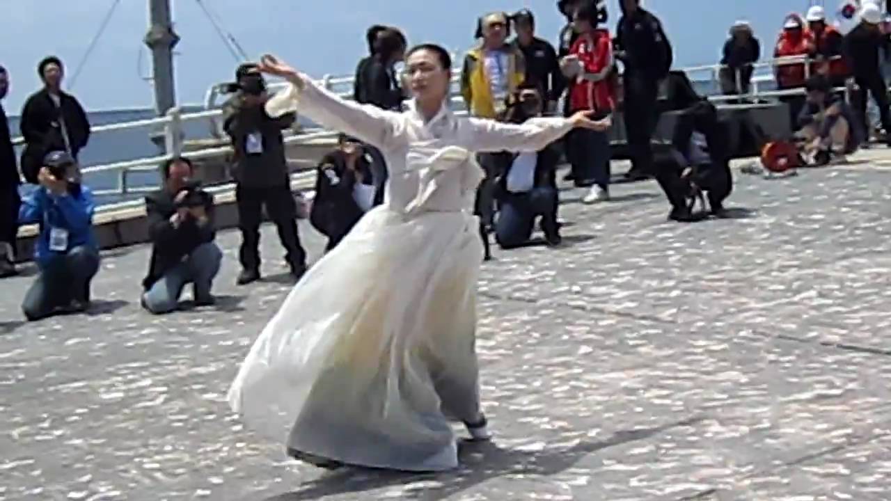 Korean Traditional Dance at DOKDO Island - YouTube