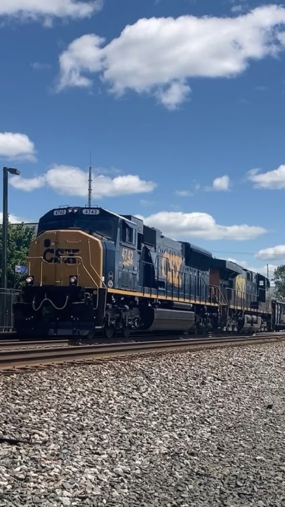 CSX 4742 leading WB CSX Manifest at Nappanee Indiana - YouTube
