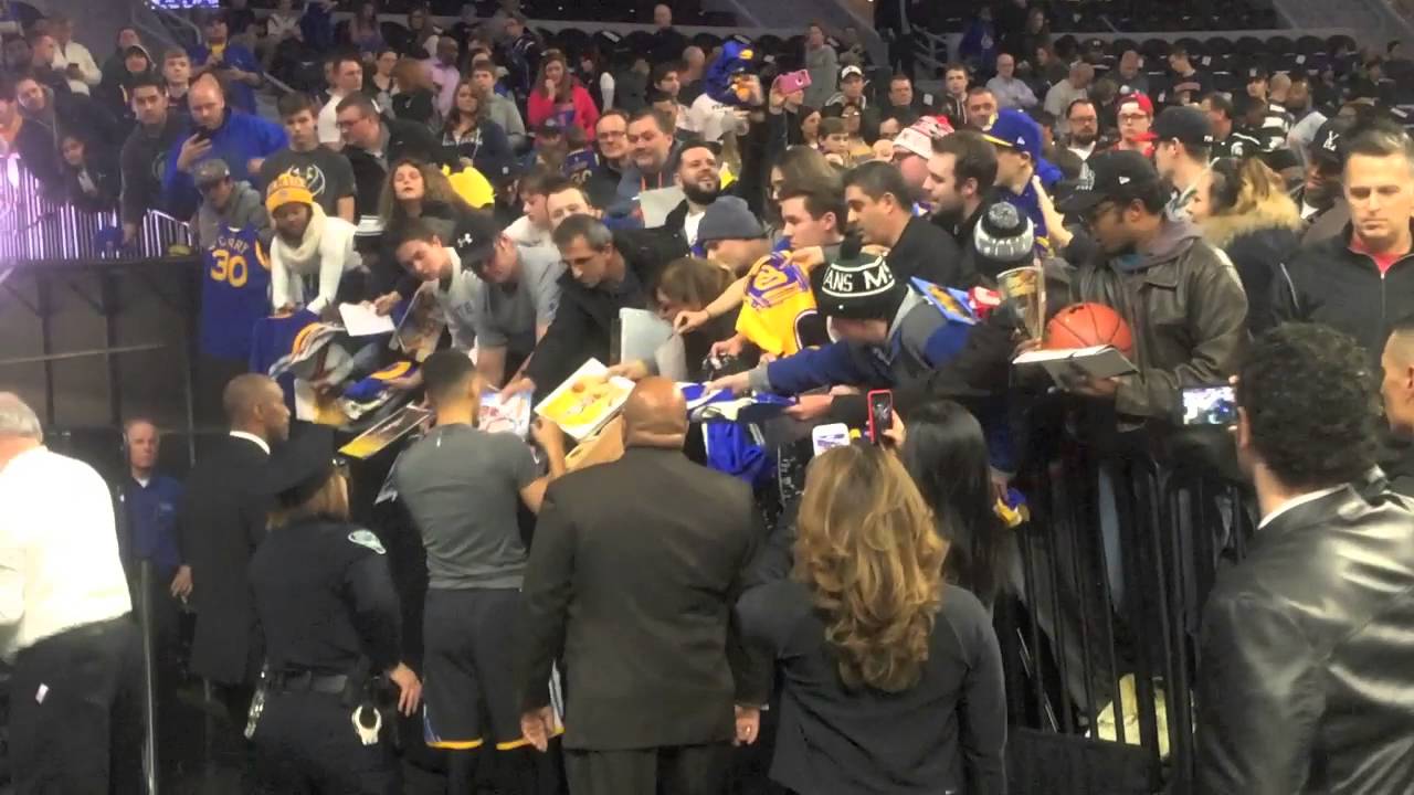Stephen Curry Signing Autographs – iFolloSports.com - YouTube