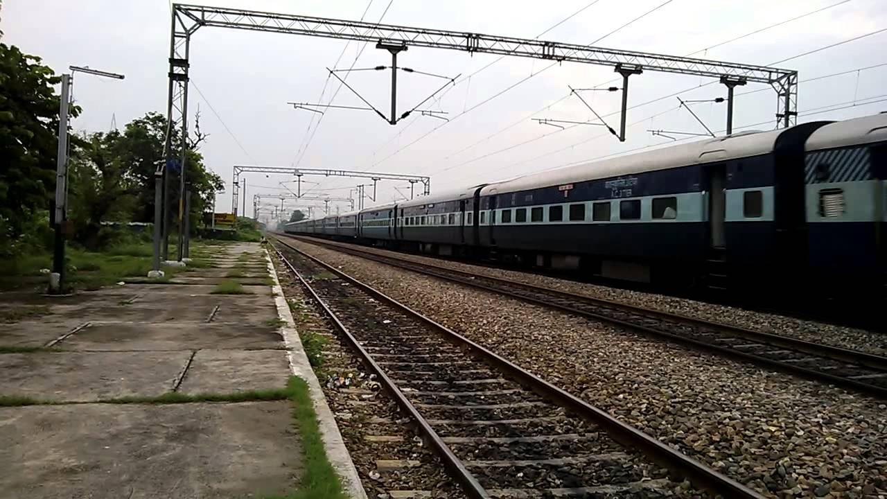 LDH WDM3A 18943 with speeding dragon BEGAMPURA EXPRESS - YouTube