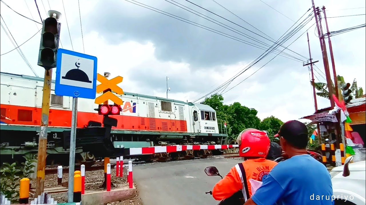 PERLINTASAN KERETA API JALAN PERINTIS KEMERDEKAAN TEGAL - YouTube