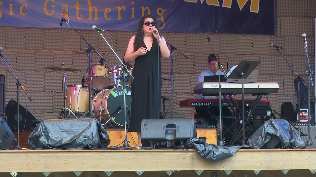 Rhonda Head How Great thou art in Cree bbjam 2018 - YouTube