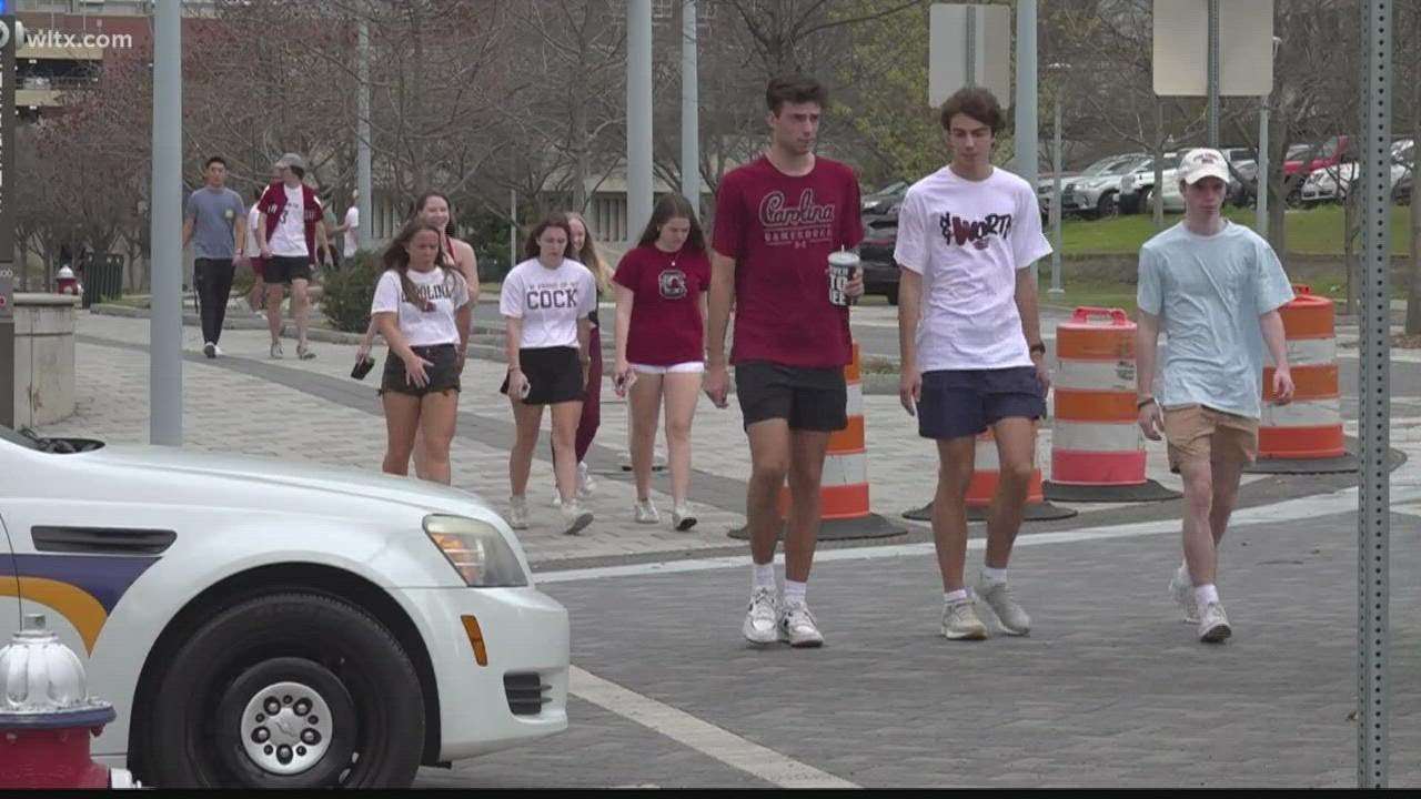 USC Women Gamecocks win first game, fans excited - YouTube