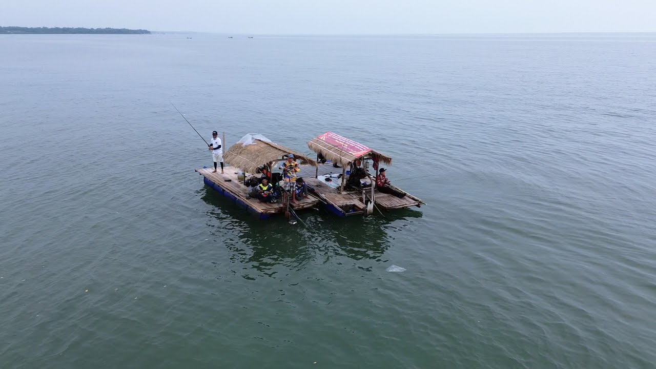 Naik perahu gubuk ketemu sarang ikan kedalaman 5 meter banyak penarikan ...