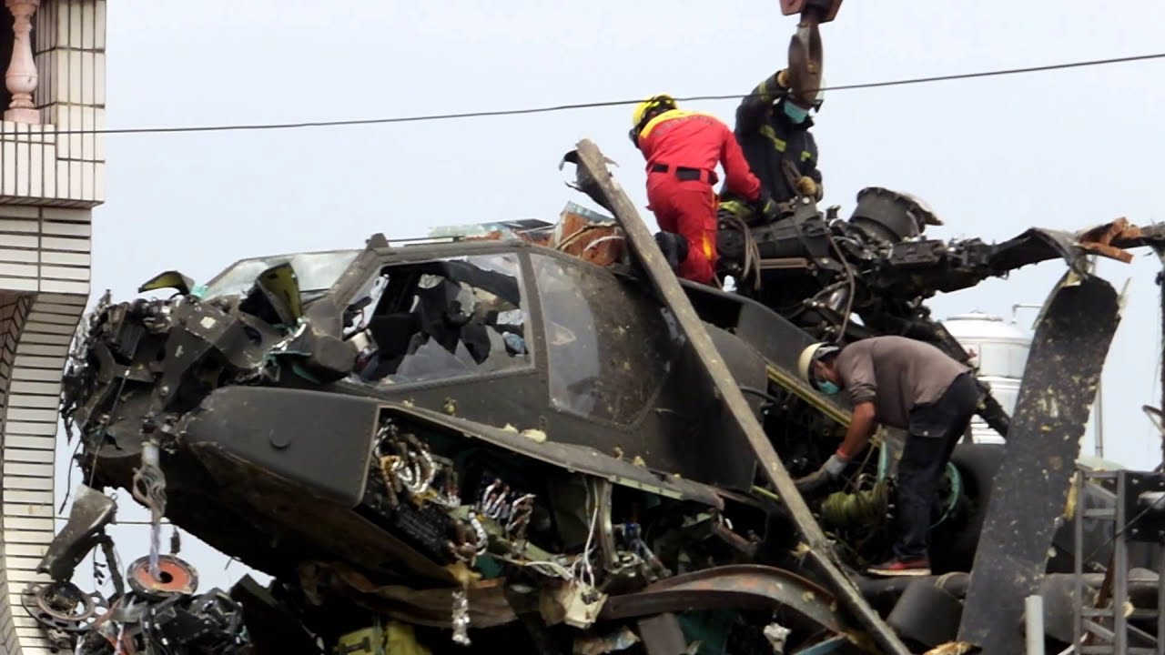 AH-64E Apache Crash Landing @ Republic of China Army - YouTube