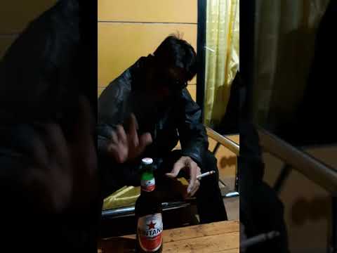 Membuka botol bir yg telah di goyang\