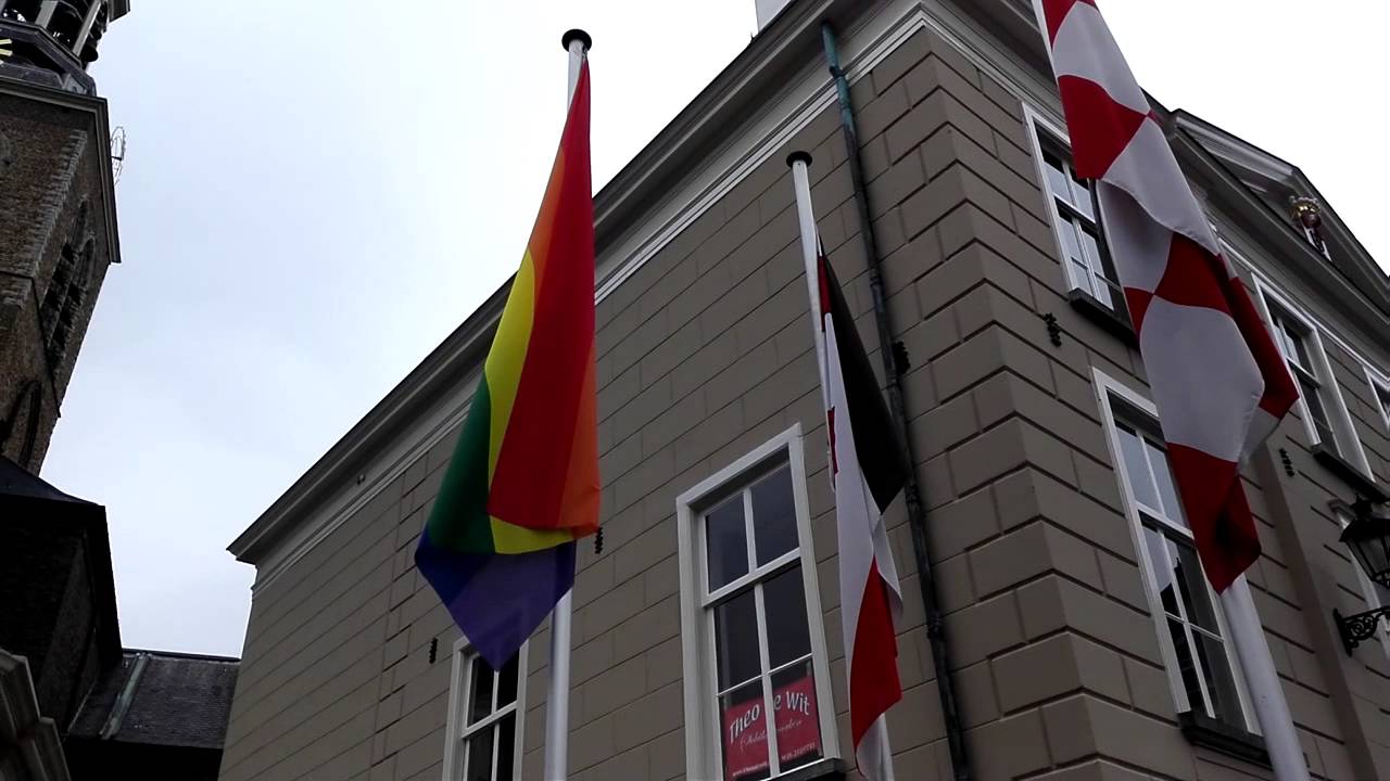 Wethouder Cees Lok hijst regenboogvlag in Roosendaal - YouTube