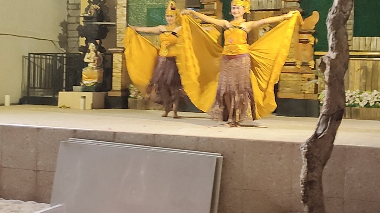 BALI DANCE PERFORMANCE AND ROMANTIC DINNER AT JIMBARAN BAY - YouTube