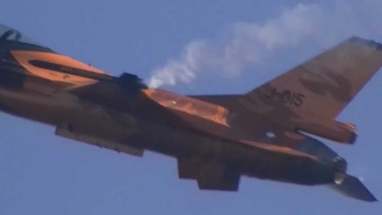 Dutch F-16 Demo team display at Festa al Cel Barcelona Aishow 2011 ...