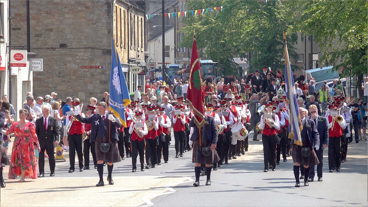 Linlithgow Marches 2023 morning procession along High Street led by ...