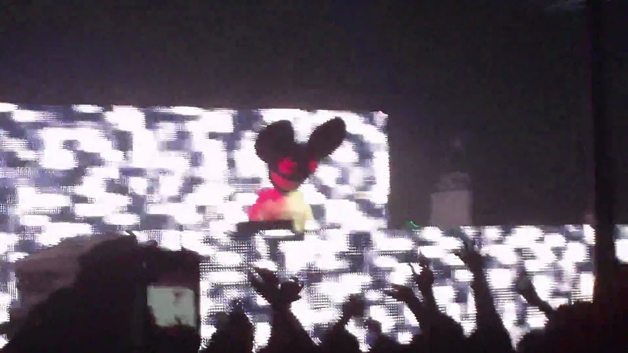 Deadmau5 - "Sofi Needs A Ladder" [LIVE] @ UWO Homecoming. London ...